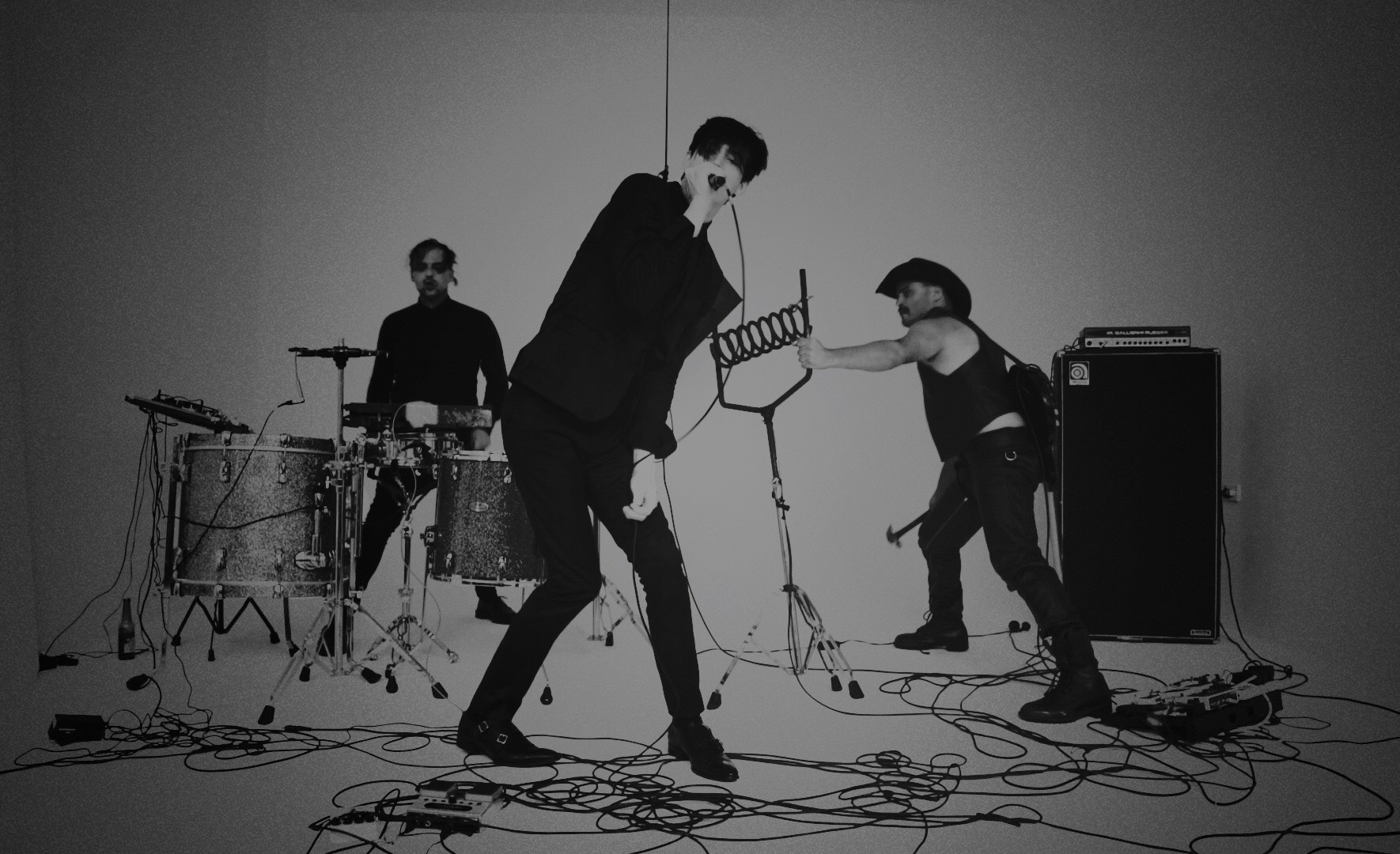 KOLLAPS: Australian Post-Industrial Trio Premieres “Love Is A War” Via ...